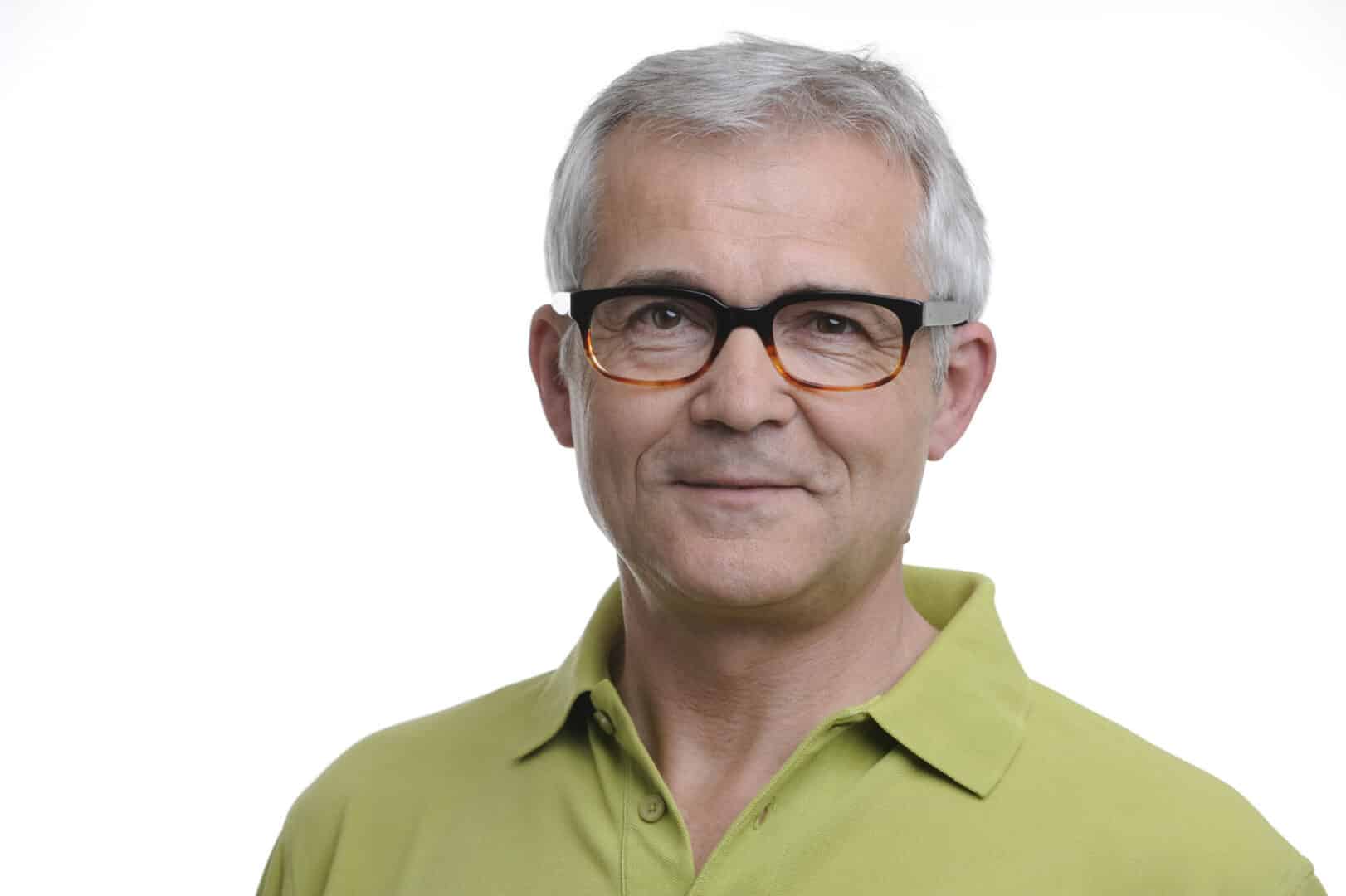 מכשירי שמיעה מיוחדים בתוך המשקפיים לסובלים מירידות שמיעה הולכתיות